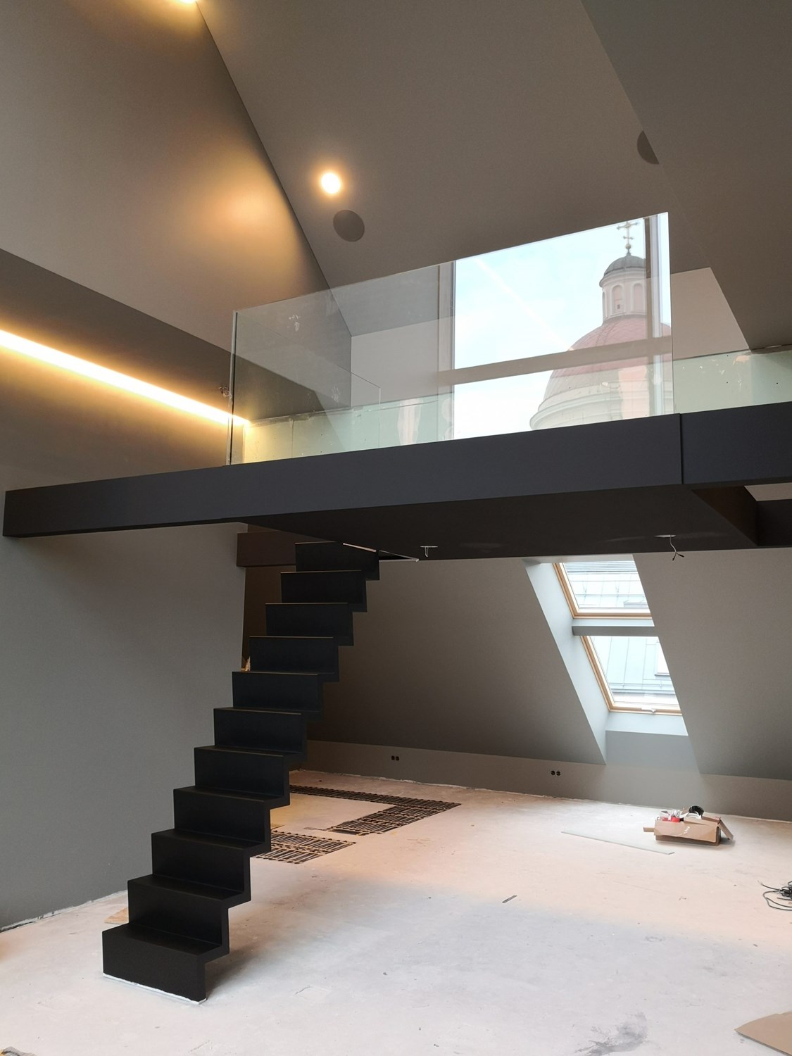 Halvsvingstrappe - Montering af klassiske designtrapper